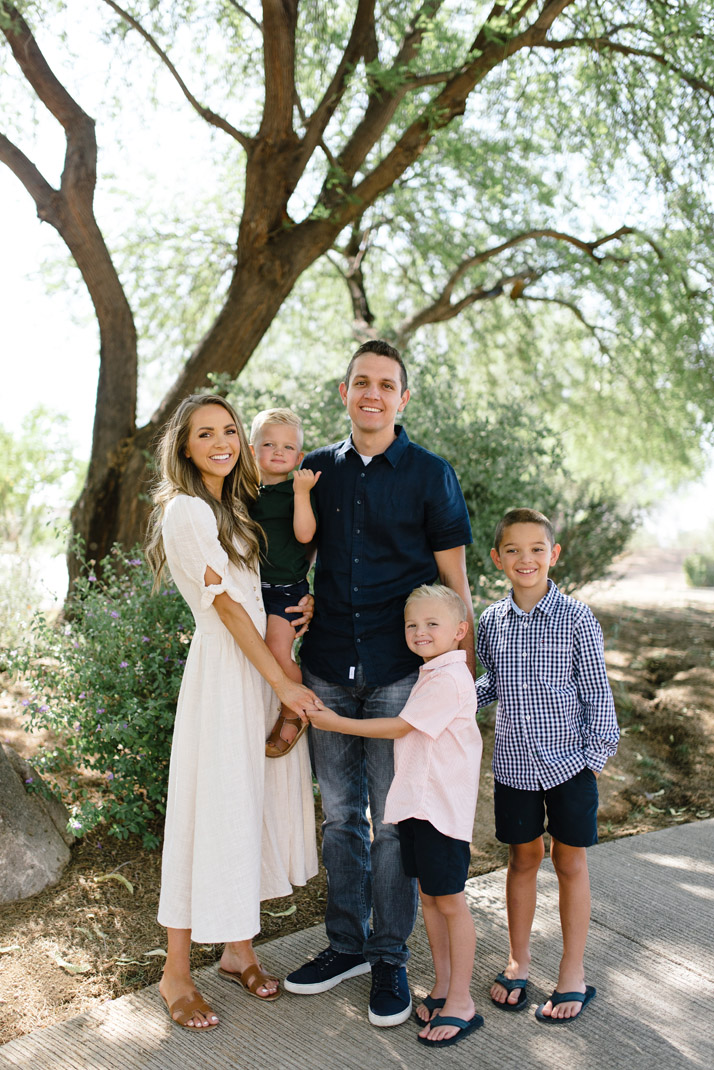 Best Outfits To Wear On Family Get-together For A Family Photo Album